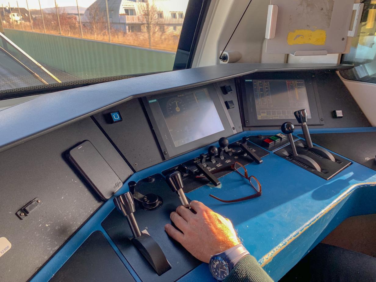 Im Führerstand der Taurus-Lok: Mit 10.000 PS auf Schiene | Kurier