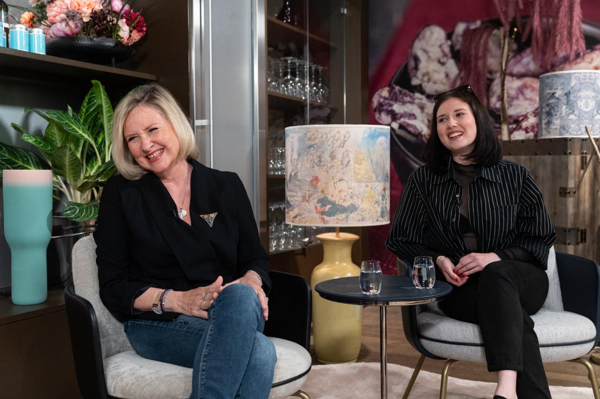 Dynamisches Duo: Elisabeth Engstler steht mit Tochter auf der Bühne ...