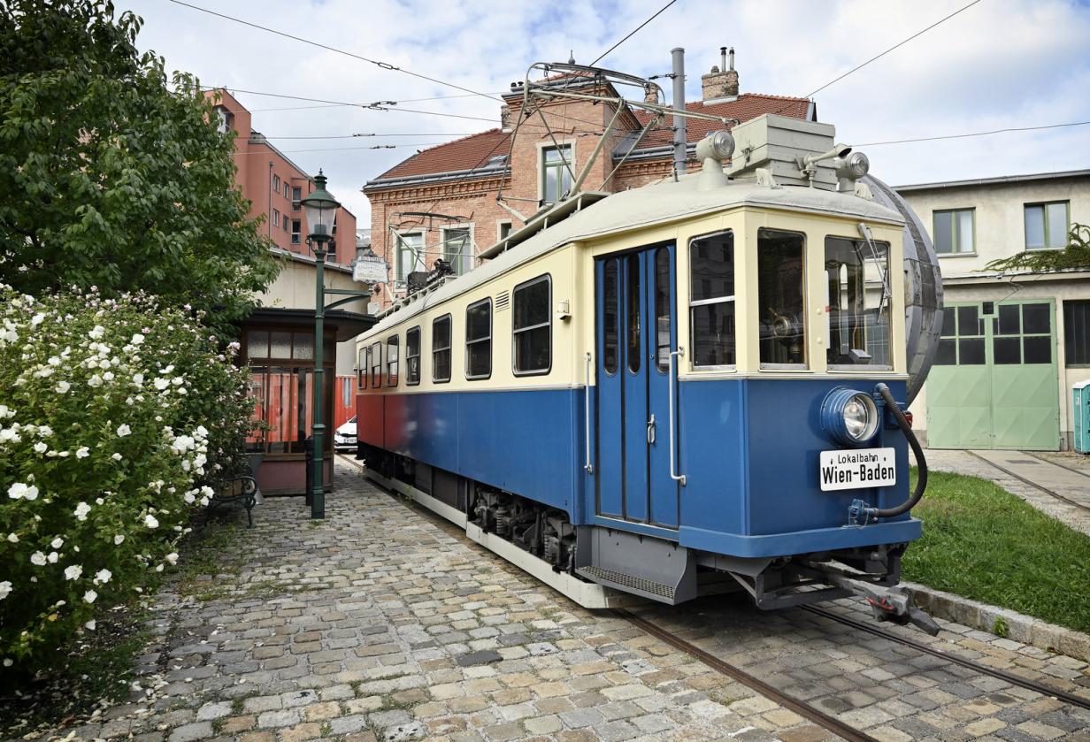 Neue Ausstattung für Badner Bahn: 135 Jahre alt und voll mobil | Kurier