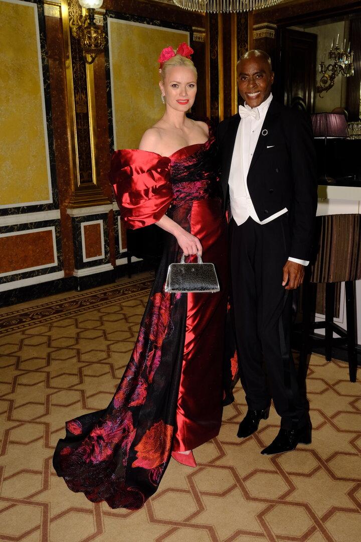 Opernball: Die schönsten Fotos der Stars und Outfits - und einige Mode ...