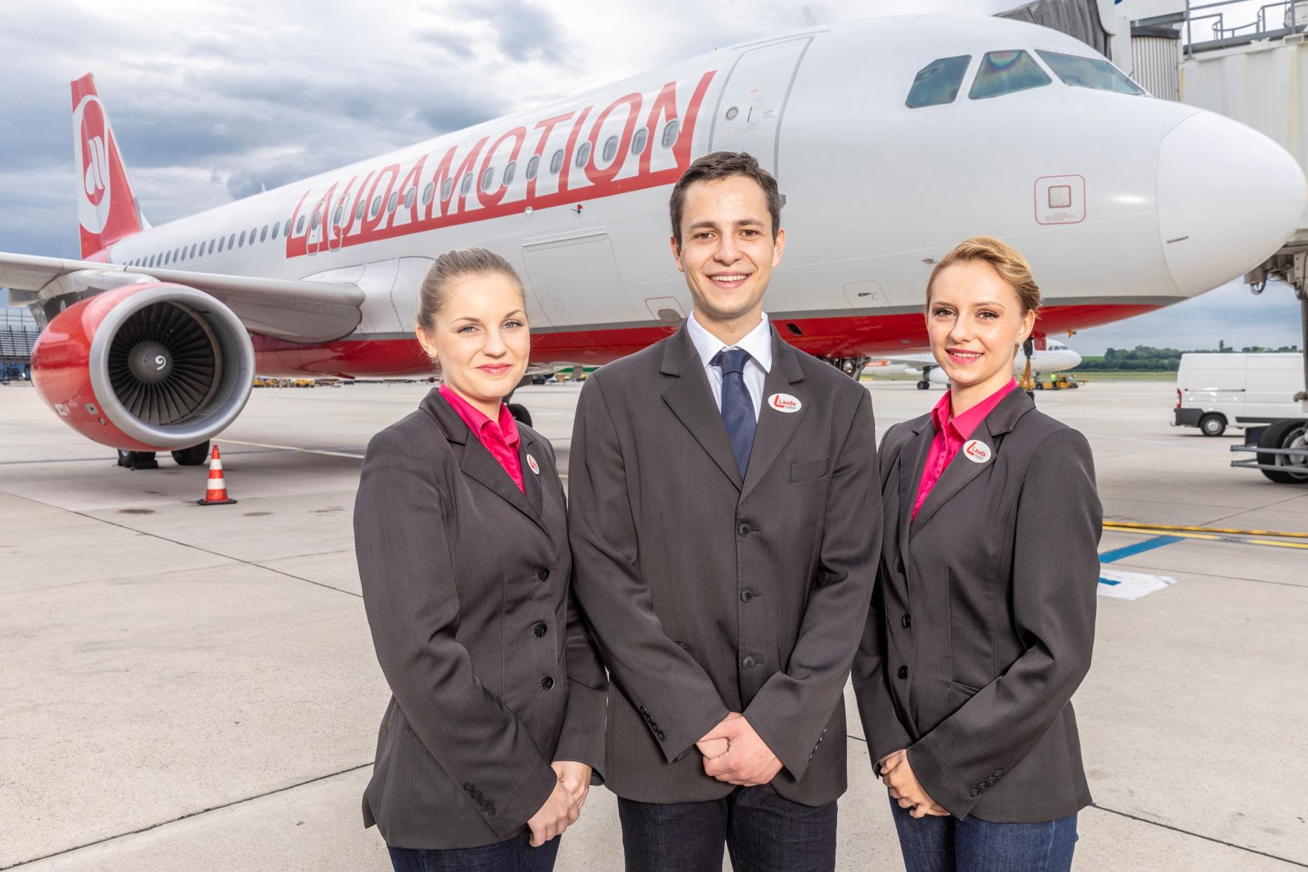 Neue Uniformen für die Flugbegleiter von Lauda | Kurier