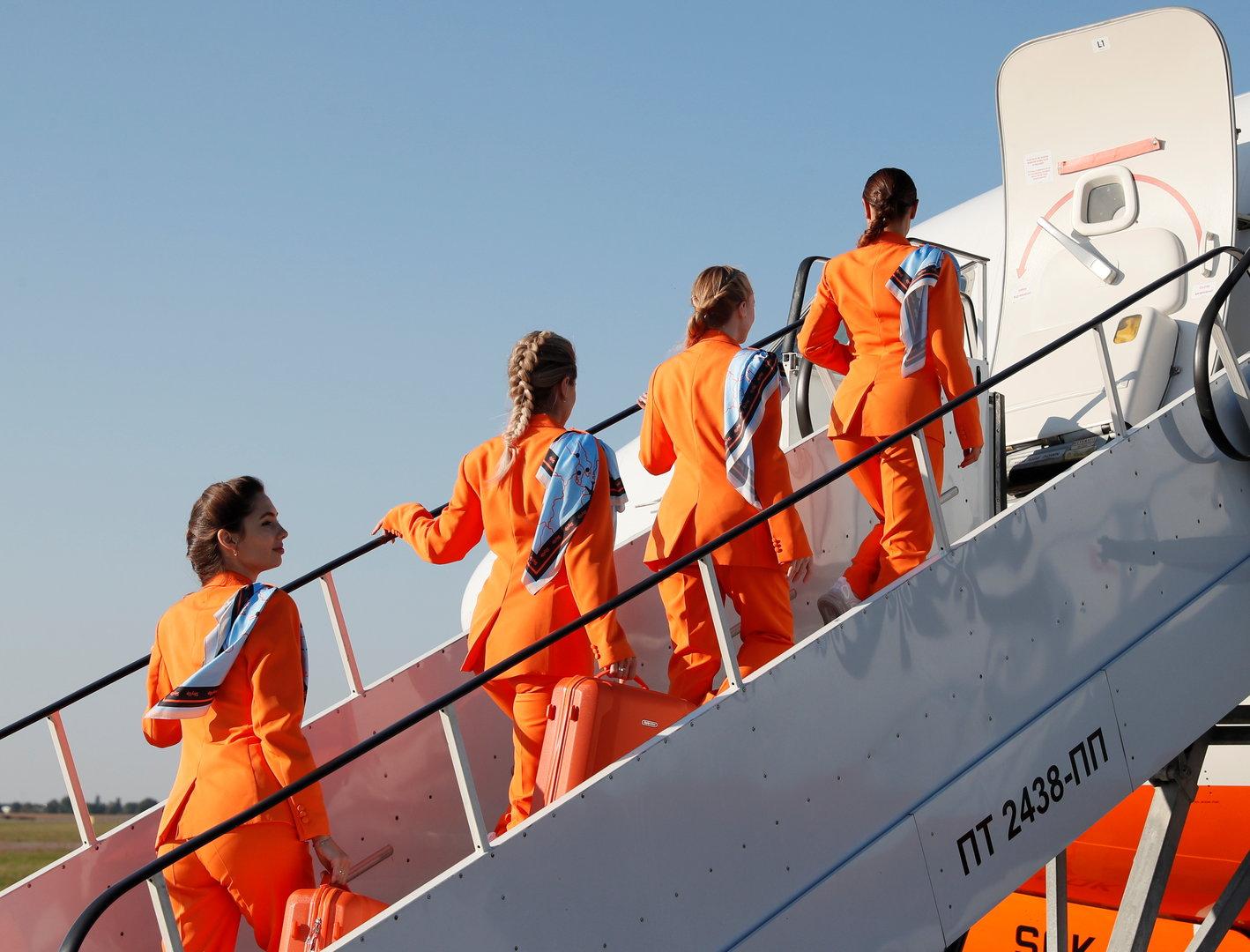 SkyUp Airlines: Flugbegleiterinnen freuen sich über bequemere ...