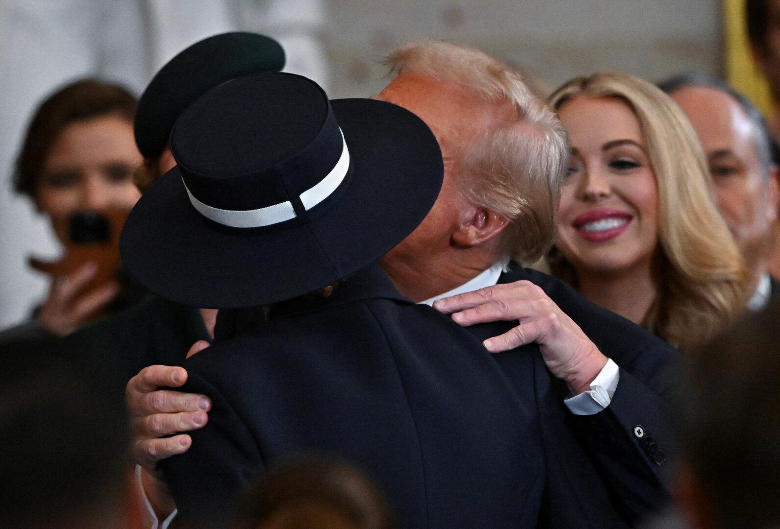 Kuss-Panne: So reagiert das Netz auf Melania Trumps Hut