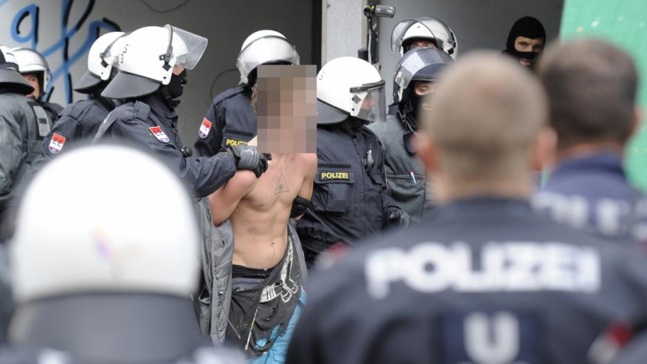 Polizist in Zivil mit Eisernem Kreuz und Waffe: Disziplinäre Folgen