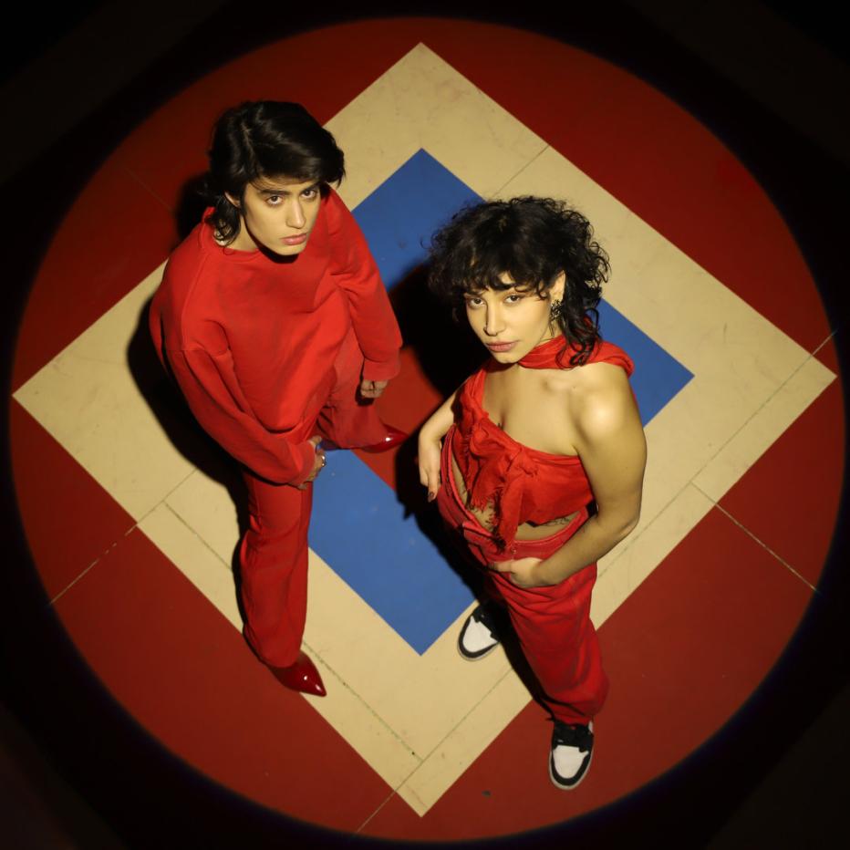 Aze wollen zugleich traurig und sexy sein. Geht sich aus | Kurier