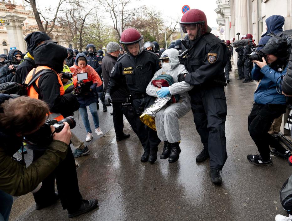 Proteste gegen Gas-Konferenz: Polizei nahm 143 Personen fest | Kurier