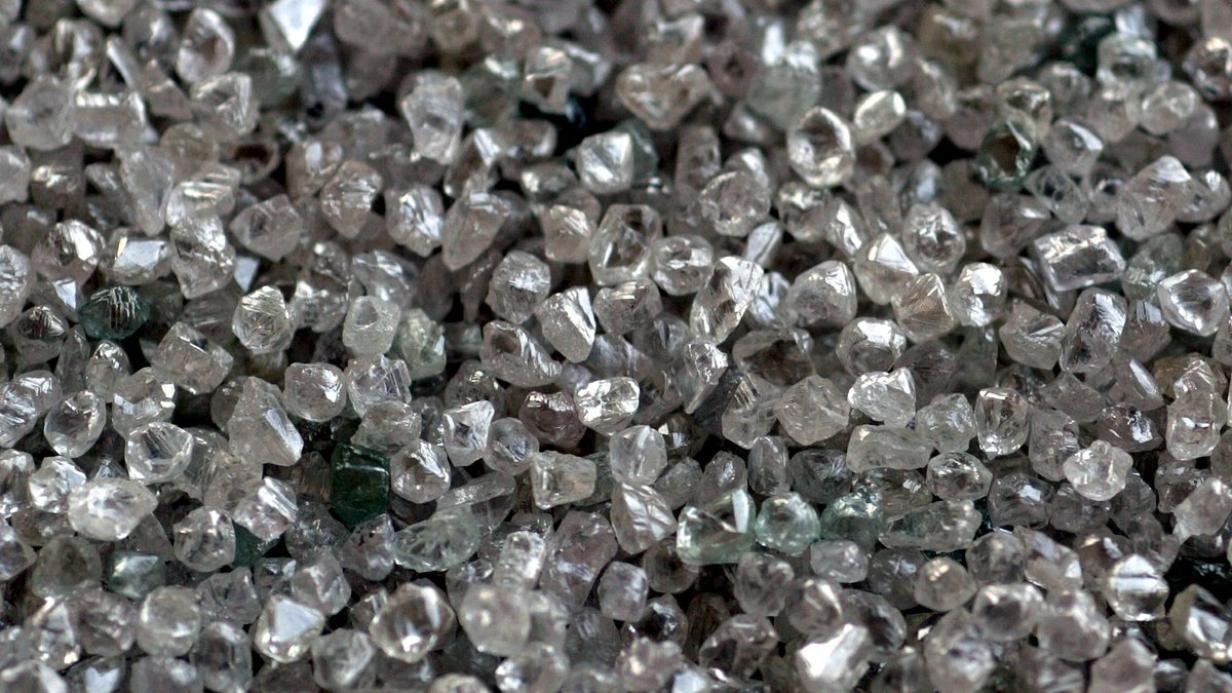 Russe wollte Diamanten im Wert von 400.000 Euro schmuggeln