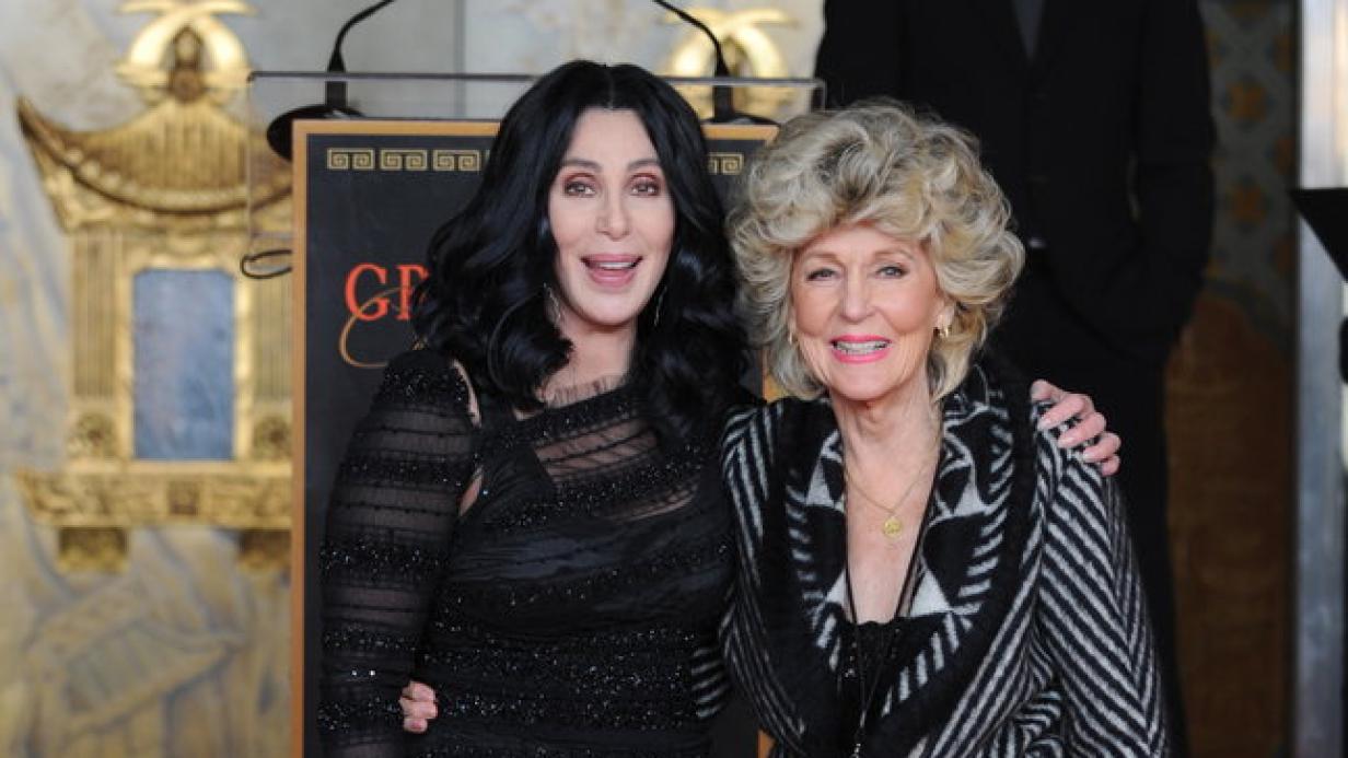Mama Cher Georgia Holt beweist mit 92 extrem viel Humor | Kurier