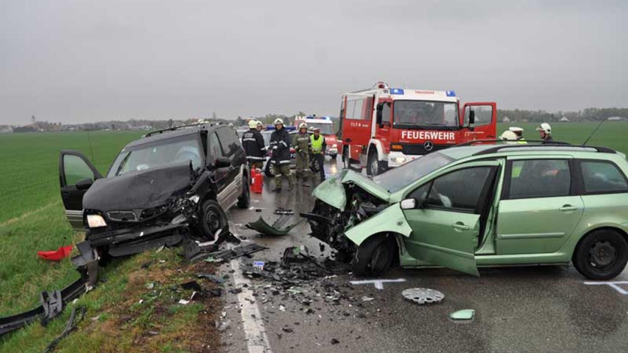 Auto auf Gegenfahrbahn: Vier Verletzte | Kurier