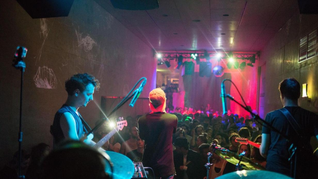 Tanzen im Museumsshop | Kurier