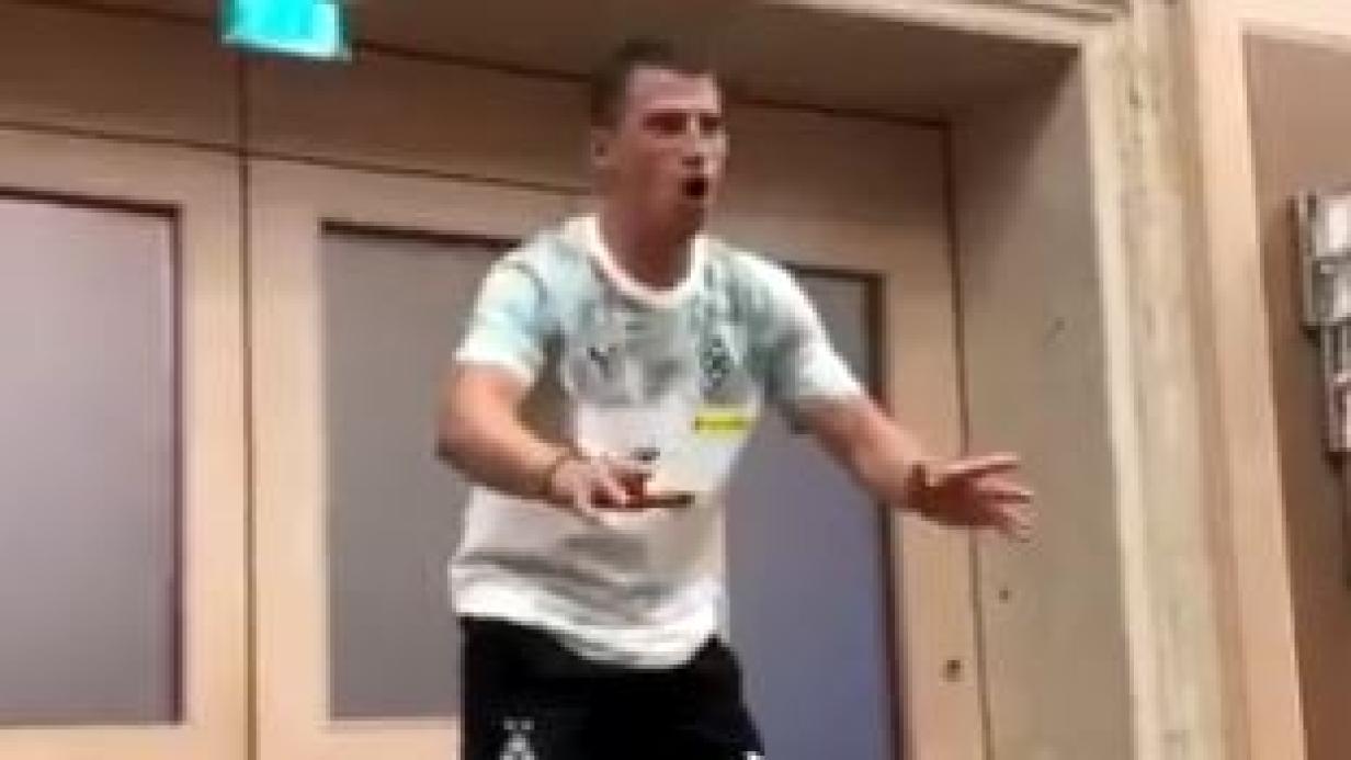 ÖFB-Star Lainer gibt vor Teamkollegen den "Anton aus Tirol" | Kurier