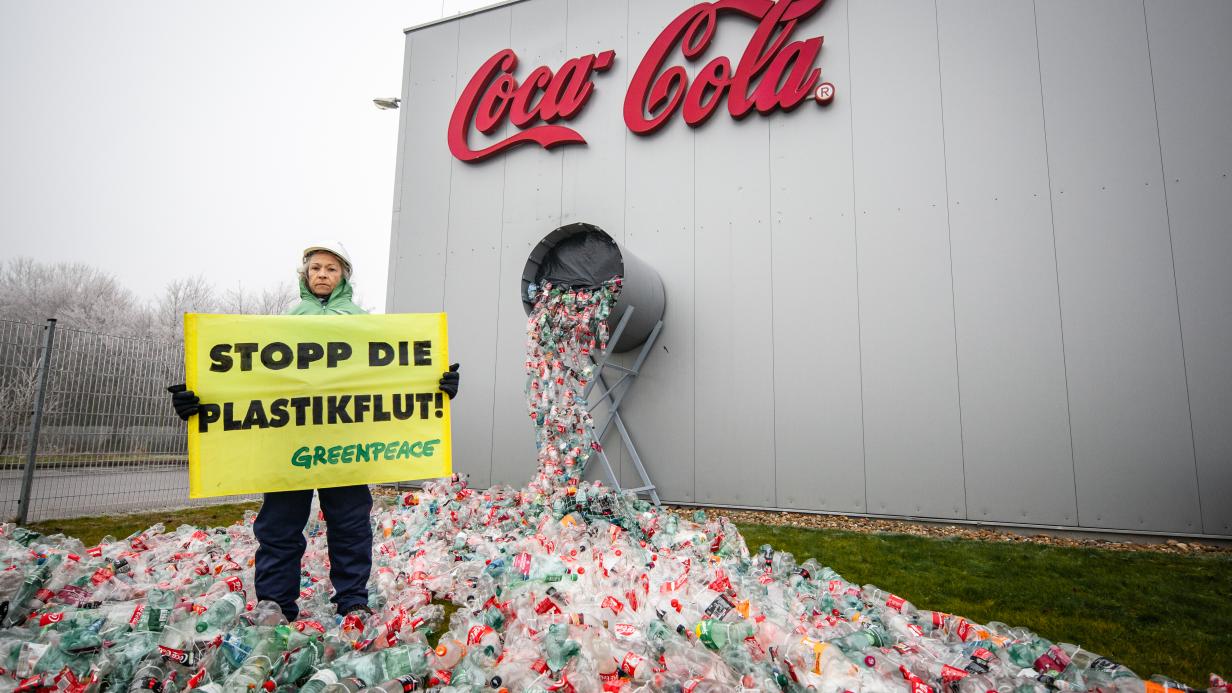 Spektakulärer Greenpeace-Protest gegen Coca Cola und Plastik | Kurier