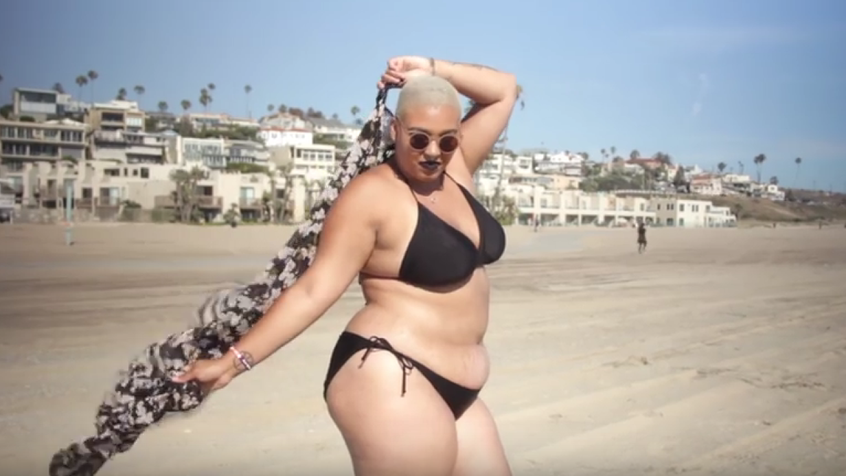 Diese Frau Trägt Zum Ersten Mal Einen Bikini