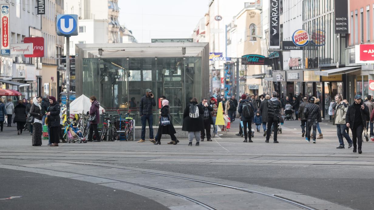Reumannplatz: Mann mit Speer löste Polizeieinsatz aus | Kurier