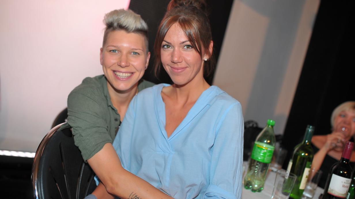 Musikerin Virginia Ernst und ihre Ehefrau wurden Eltern | Kurier