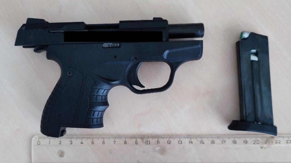 An der Bushaltestelle Pärchen mit Waffe bedroht: WEGA nimmt Mann fest