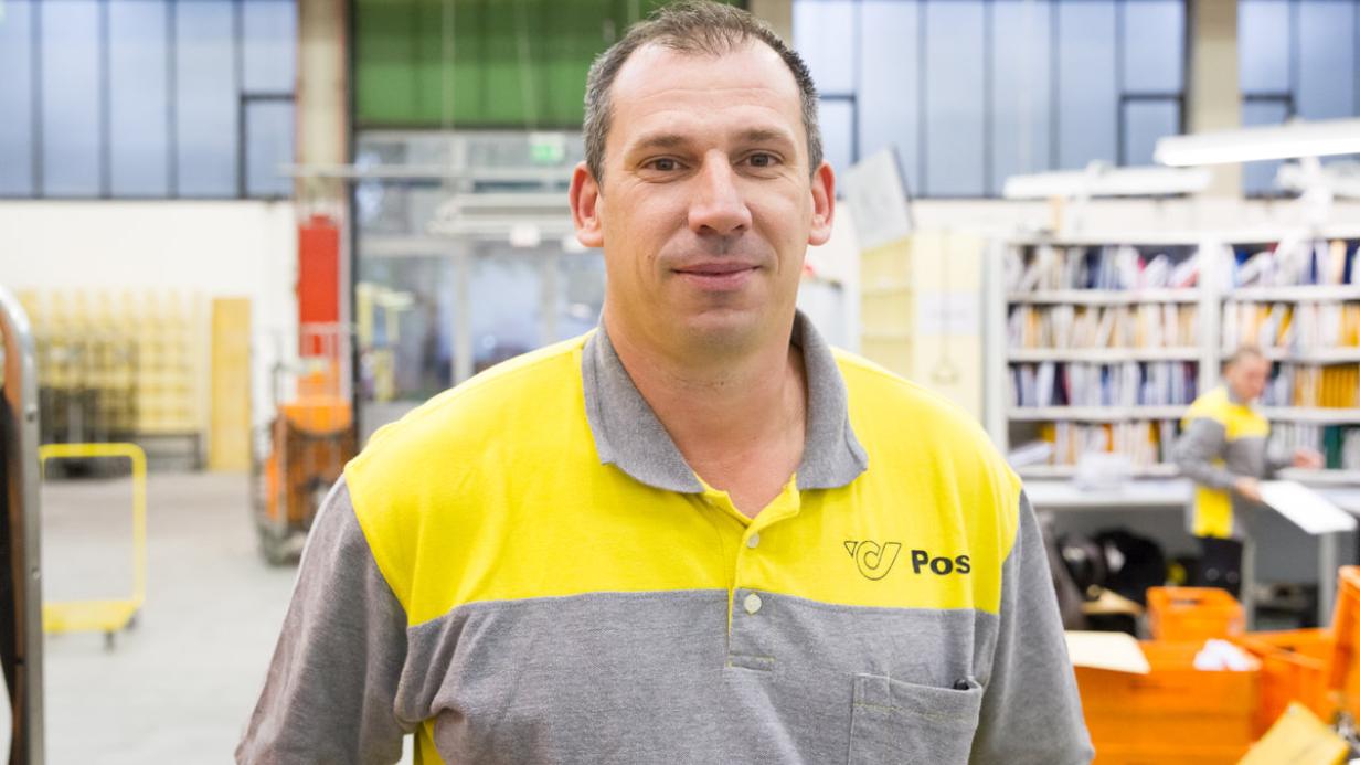 Postler machen einen Schuh und gute Laune