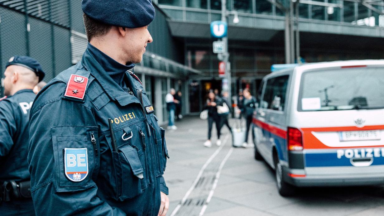 Zehn Jahre Bereitschaftseinheit Wien: Mit eigenem Rucksack gegen Klimakleber | Kurier