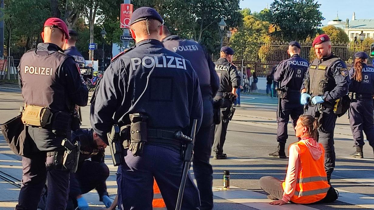 Verkehrsblockaden ab Montag: 100 Polizisten im Einsatz gegen Klimakleber | Kurier