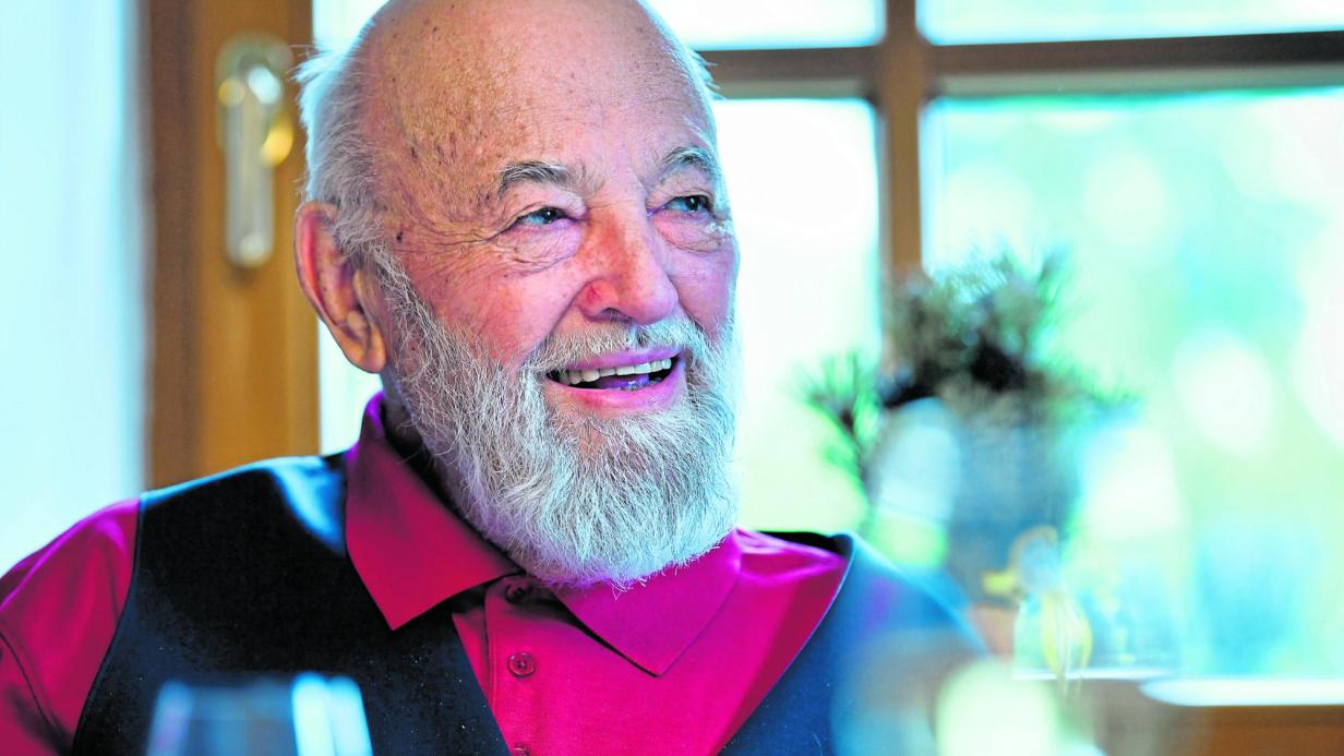 Strickweste und Personalausweis von Sepp Forcher kommen unter den ...