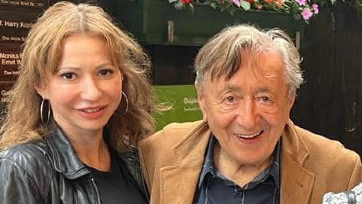 In welcher Designer-Robe Lugners "Täubchen" zum Opernball flattern wird ...