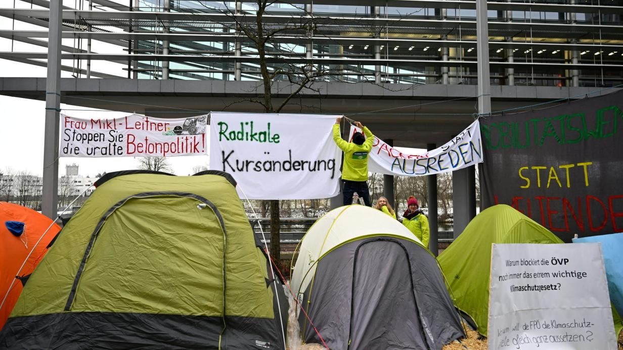 NÖ-Wahl: Traktor-Demo zur Unterstützung von Klima-Protestcamp NÖ-Wahl: Traktor-Demo zur Unterstützung von Klima-Protestcamp