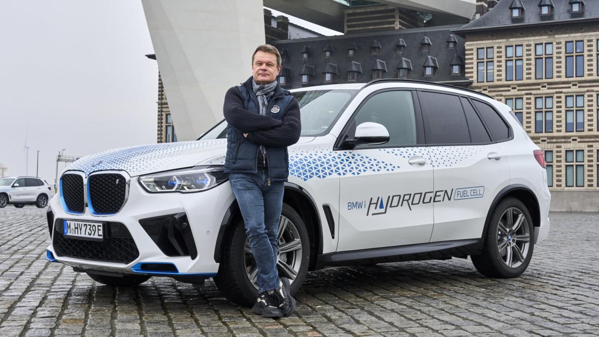 BMW iX5 Hydrogen: Erste Ausfahrt mit dem Wasserstoff-Auto | Kurier