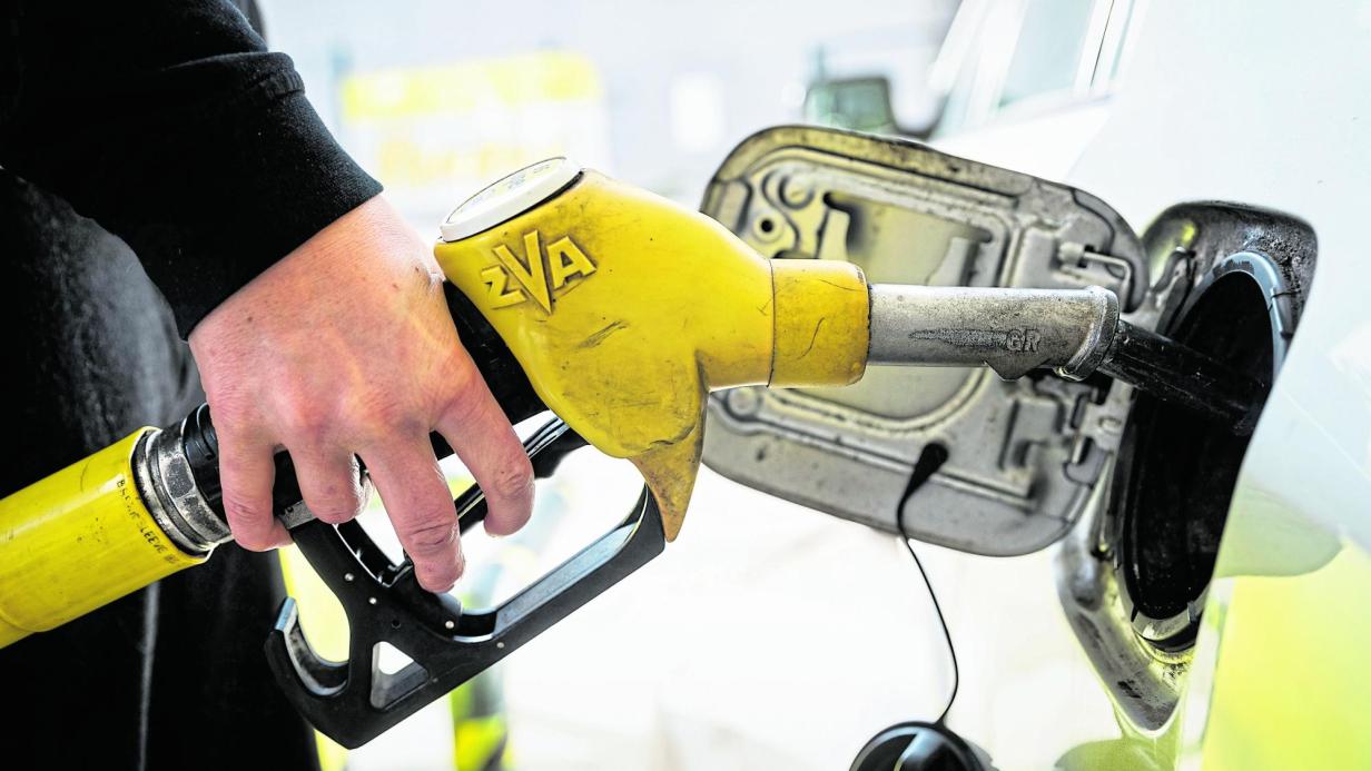 Diesel im Schnitt wieder günstiger als Benzin | Kurier