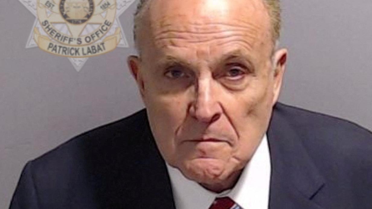 Ex-Trump-Anwalt Rudy Giuliani stellte sich nach Anklage den Behörden Ex-Trump-Anwalt Rudy Giuliani stellte sich nach Anklage den Behörden