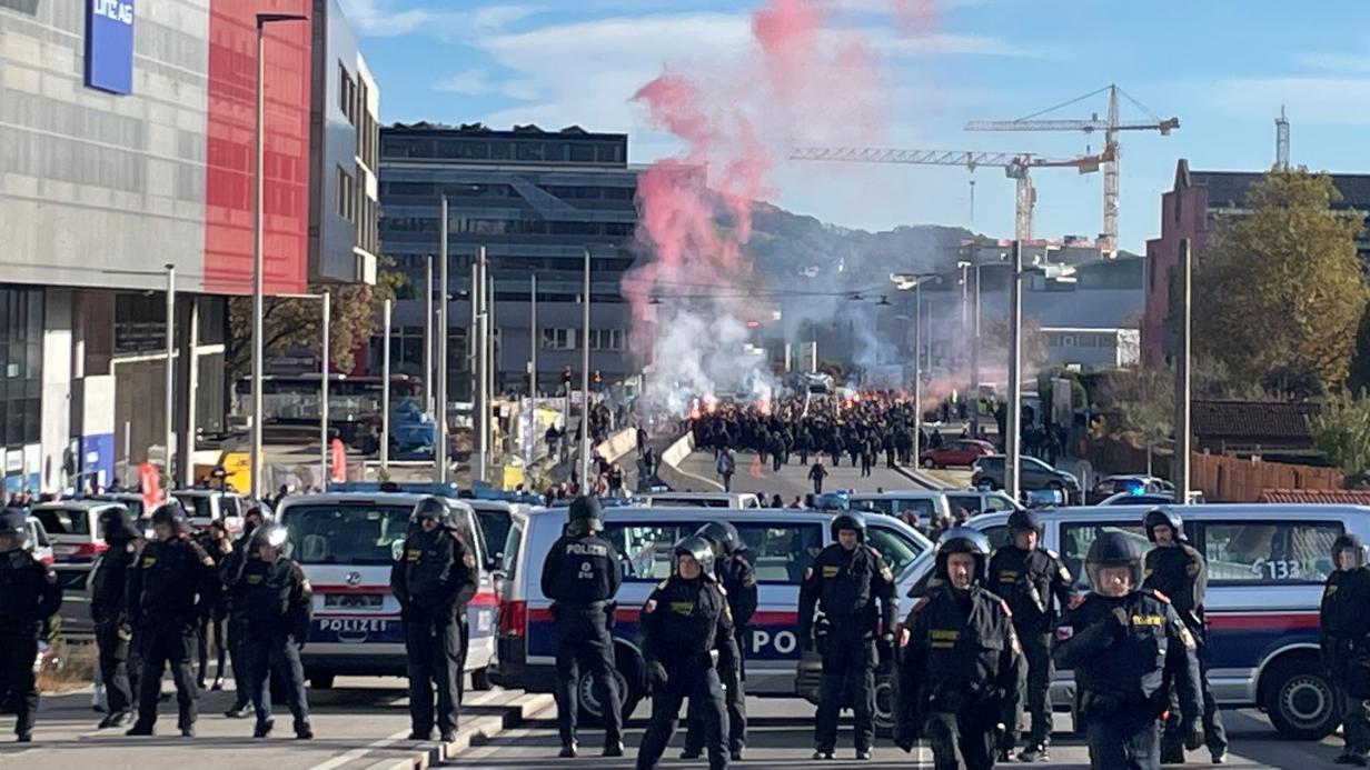 Stahlhartes Derby in Linz: Große Emotionen, keine Randale | Kurier