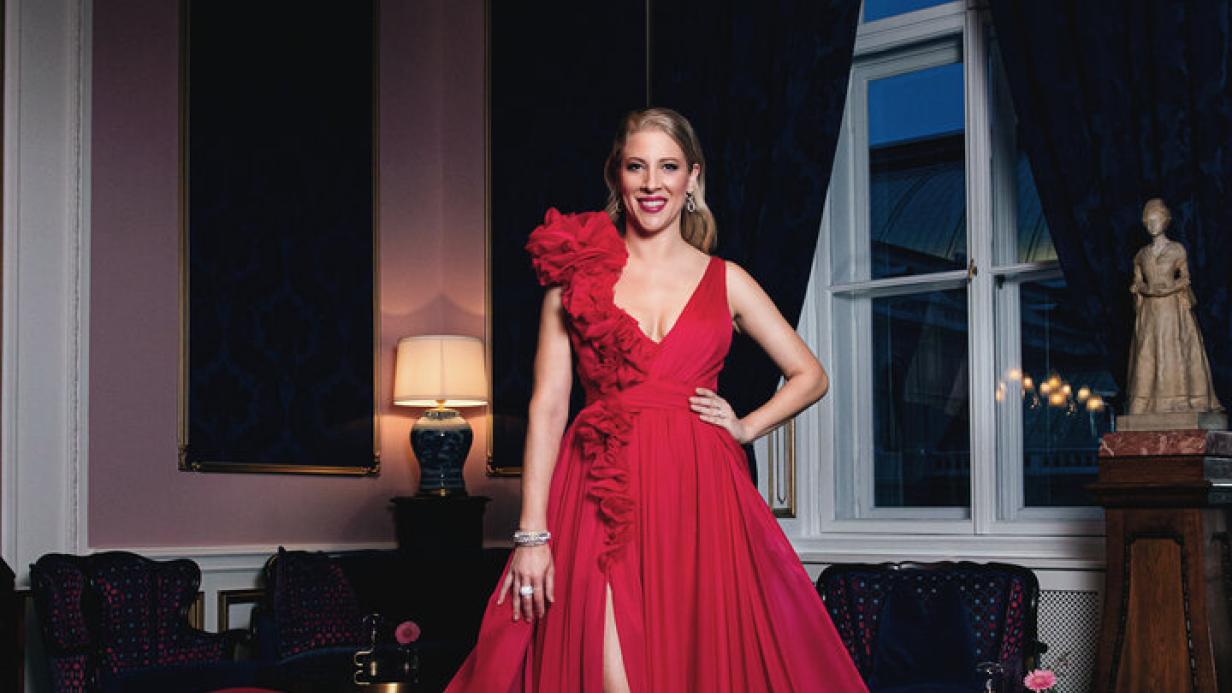 Maria Santner als "Lady in Pink" beim Opernball: Kleid passt zum ...