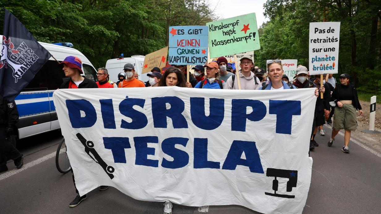 Hunderte demonstrierten in Deutschland gegen Tesla | Kurier