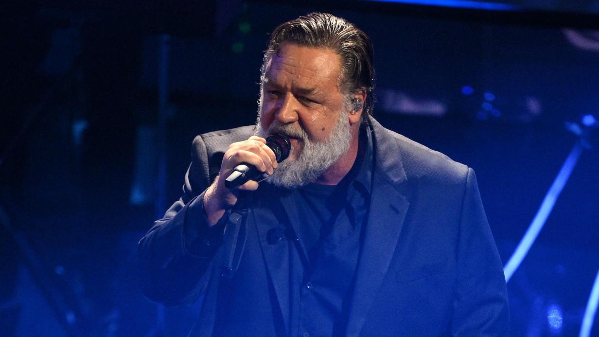 Hollywood-Star Russell Crowe sang Italo-Pop in Rom | Kurier