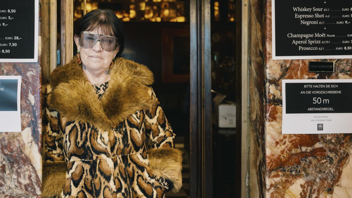 Wiener Loos-Bar-Patin Marianne Kohn wird mit 78 zum Unterwäschemodel ...