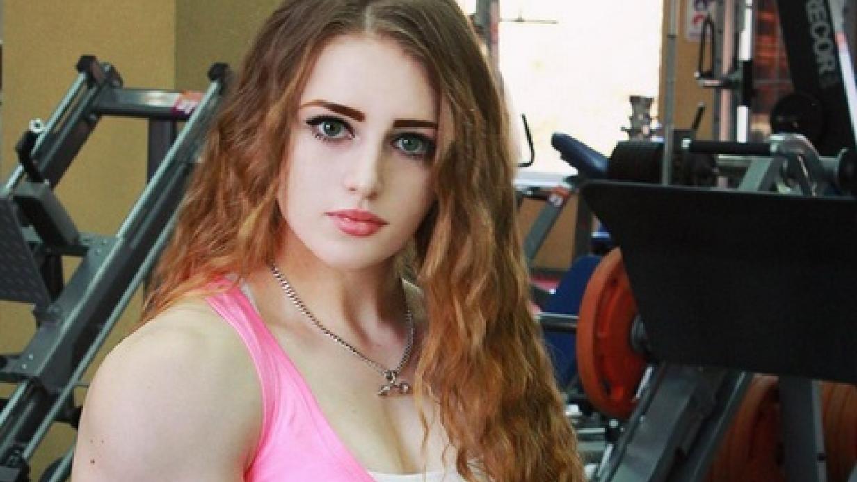 Muscle Barbie: Engelsgesicht mit Männerkörper | Kurier