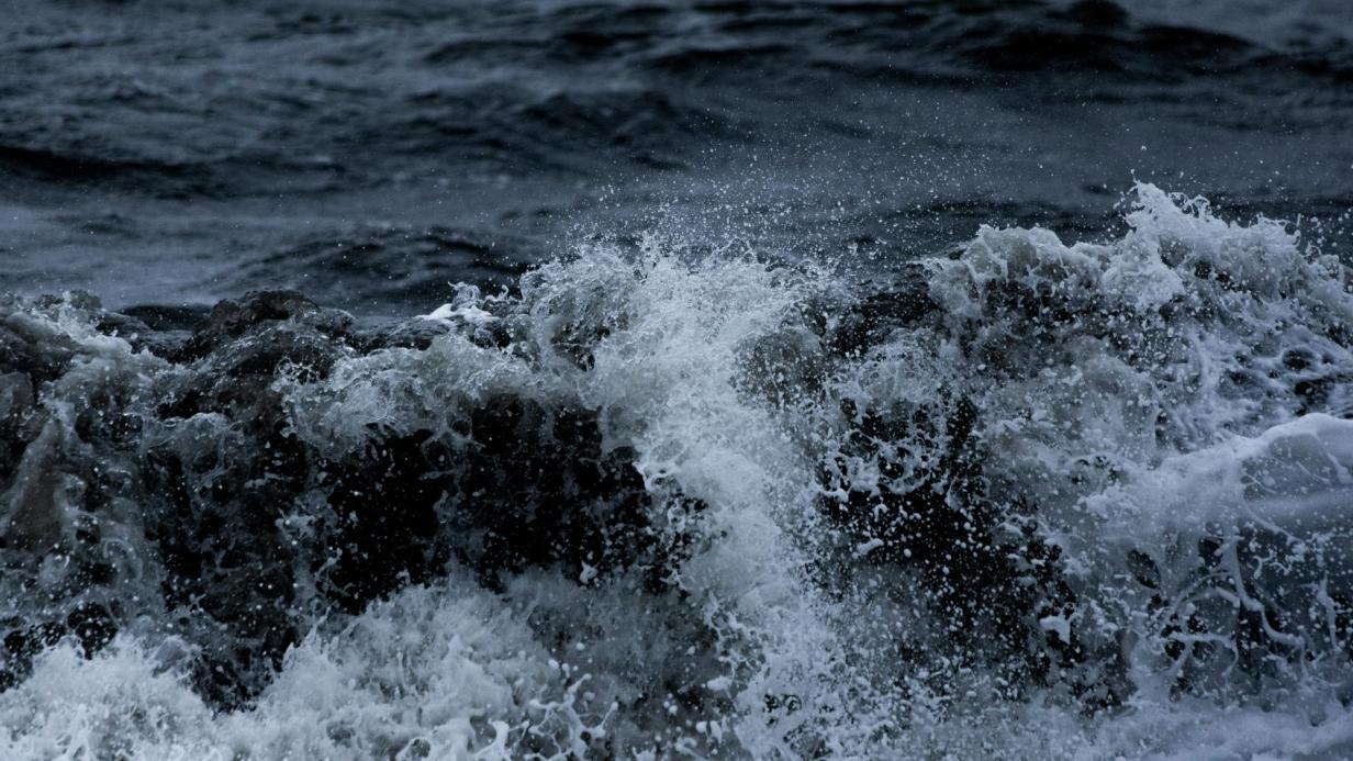 Spanien: "Mini-Tsunami" reißt Urlauber mit – Video zeigt Ausmaß | Kurier