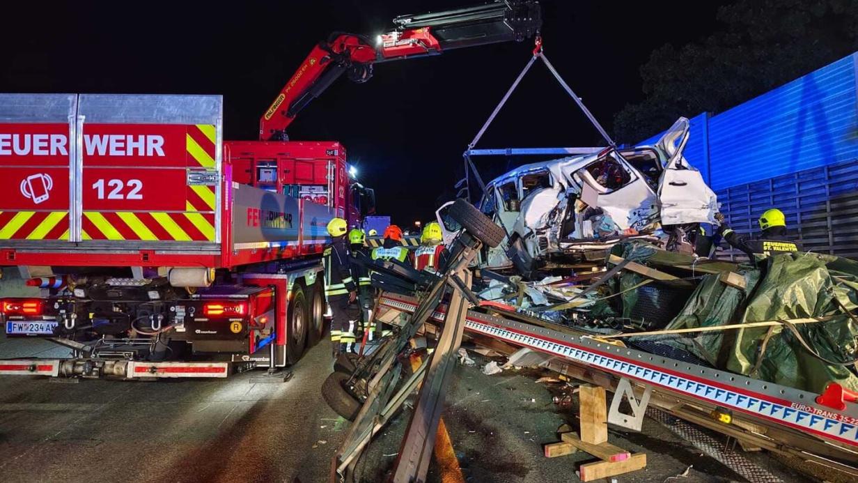 Schwerer Auffahrunfall auf der Westautobahn: Lenker im Wrack eingeschlossen | Kurier