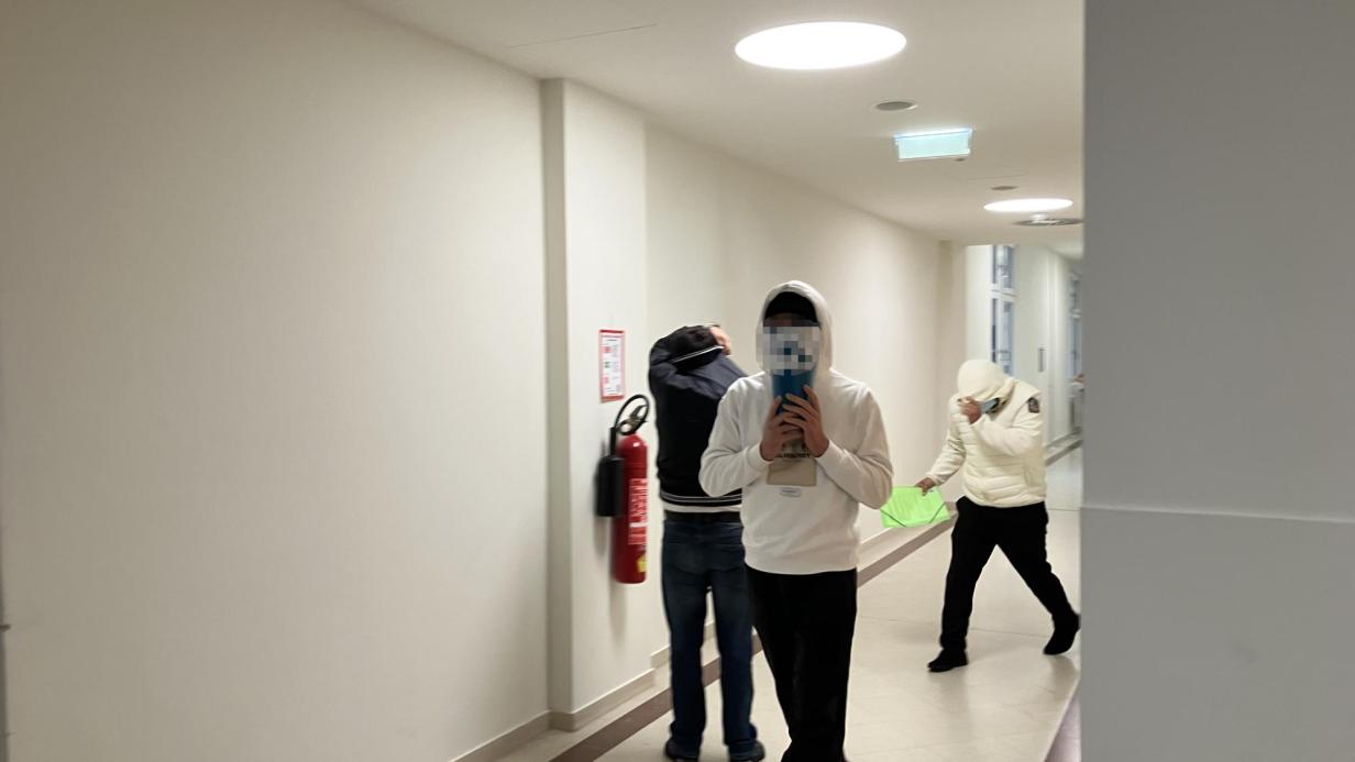 Hauptprozess im Fall Anna: 10 Angeklagte bekennen sich nicht schuldig ...