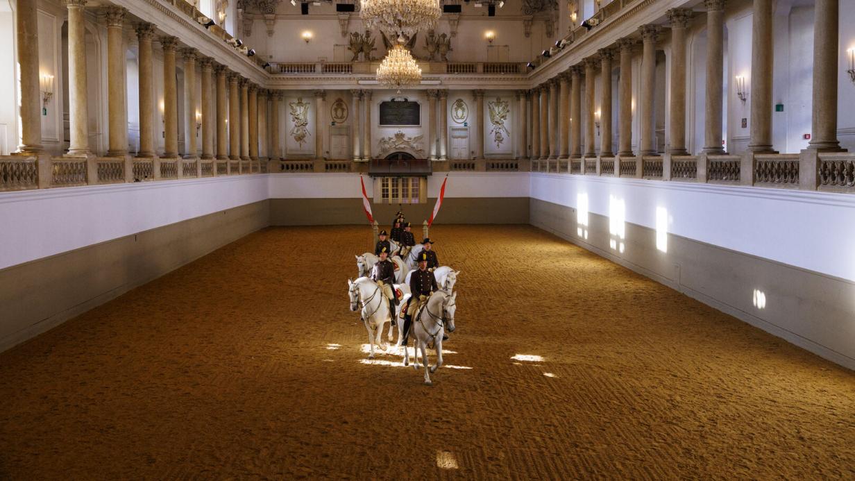 Ermittlungen gegen Ex-Chef der Hofreitschule teilweise eingestellt | Kurier