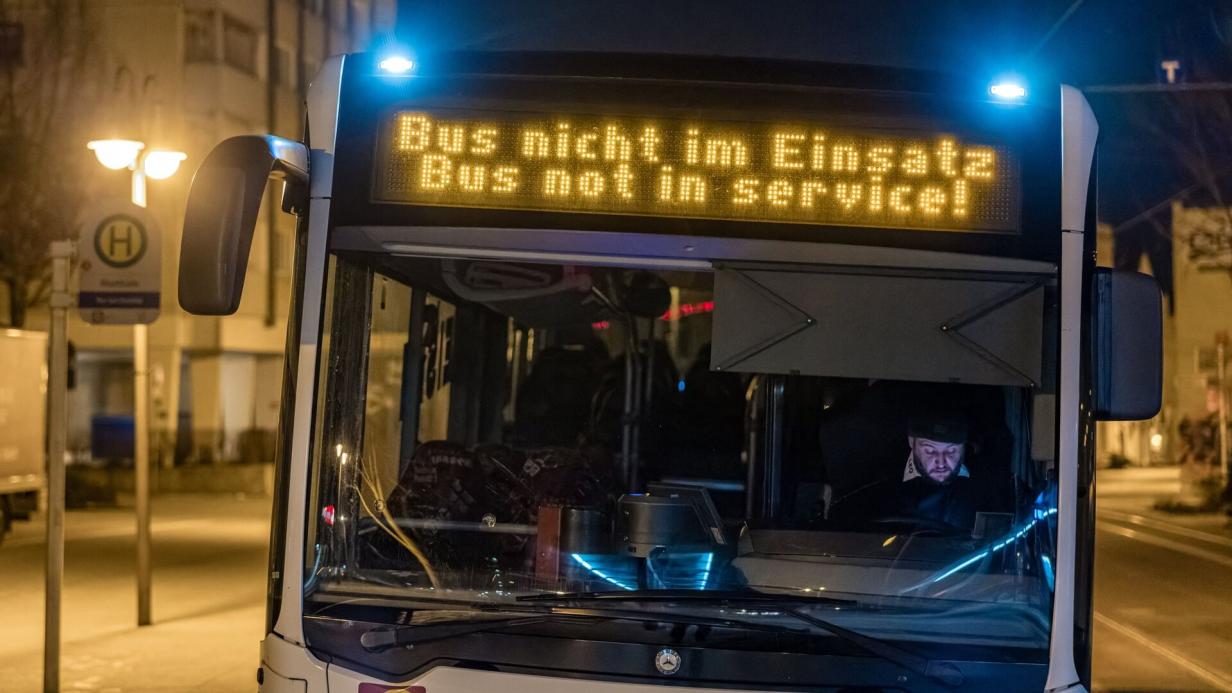 Missratene Dienstfahrt: Bus steckt seit 10 Stunden in Sackgasse | Kurier