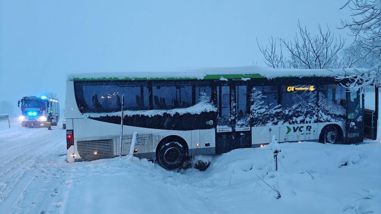 Fahrmanöver endet im Graben: Feuerwehr rettet Bus | Kurier