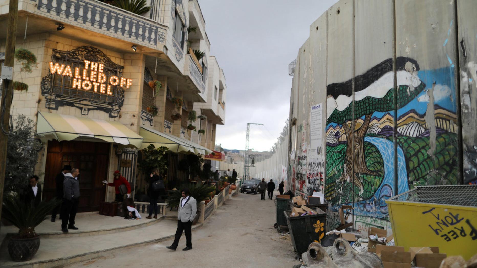 Banksy eröffnete "Walled Off Hotel" in Bethlehem | Kurier