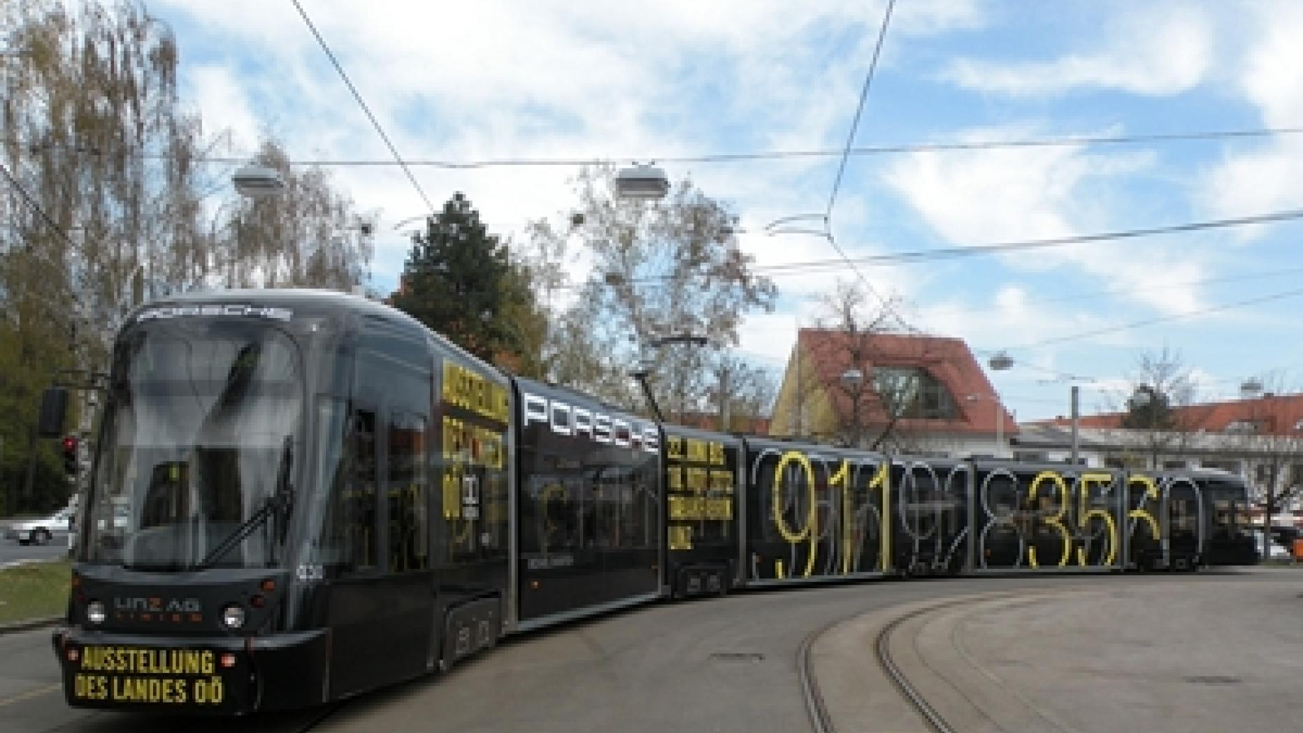 Porsche auf der Strassenbahn | Kurier
