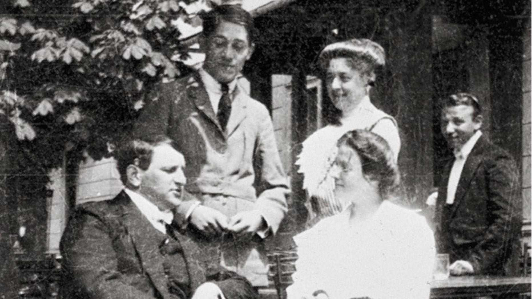 Egon Friedell lebt noch, weil er aus dem Fenster stürzte und starb Egon Friedell lebt noch, weil er aus dem Fenster stürzte und starb