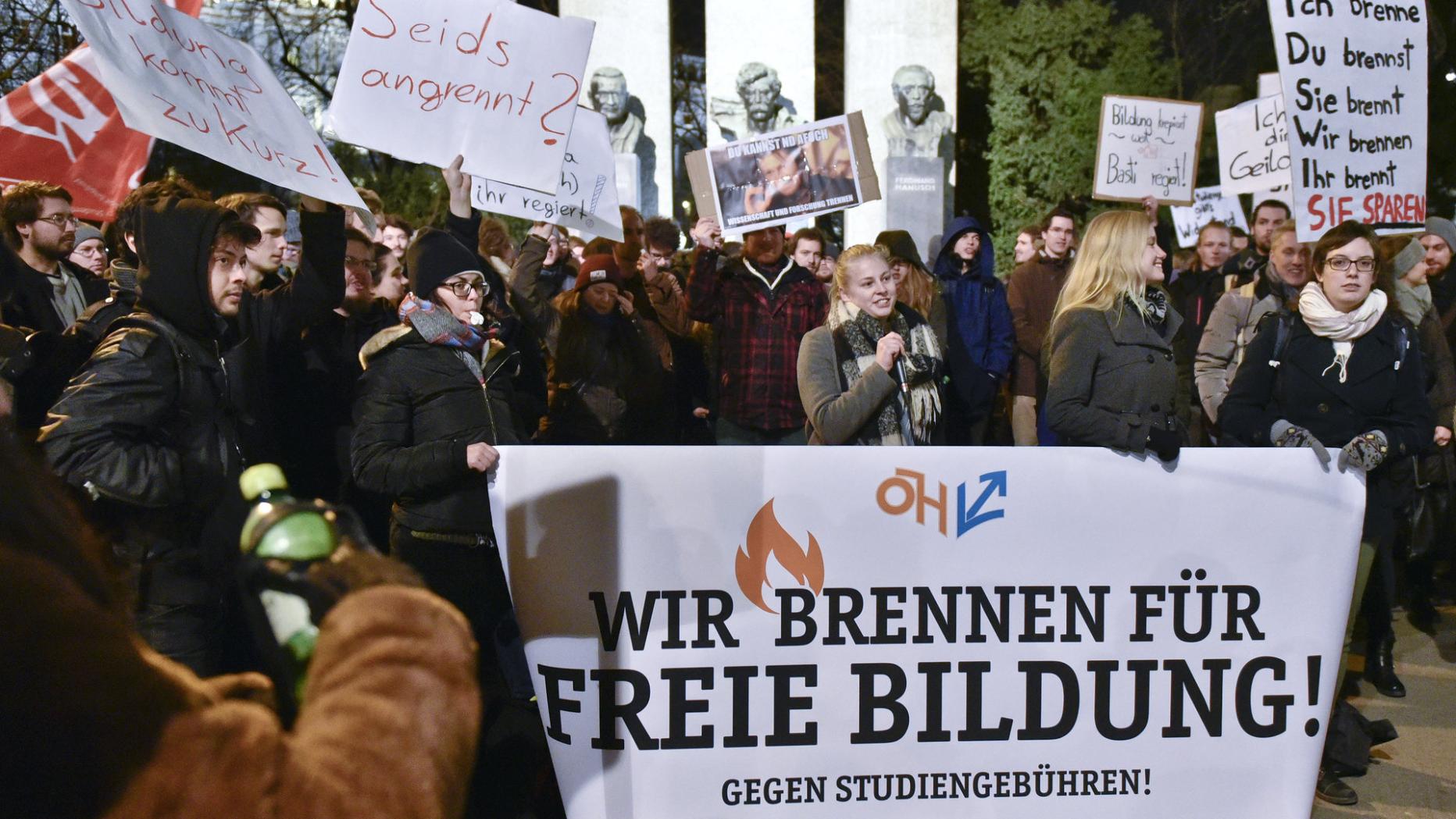 Studenten protestieren gegen Wiedereinführung der Studiengebühren