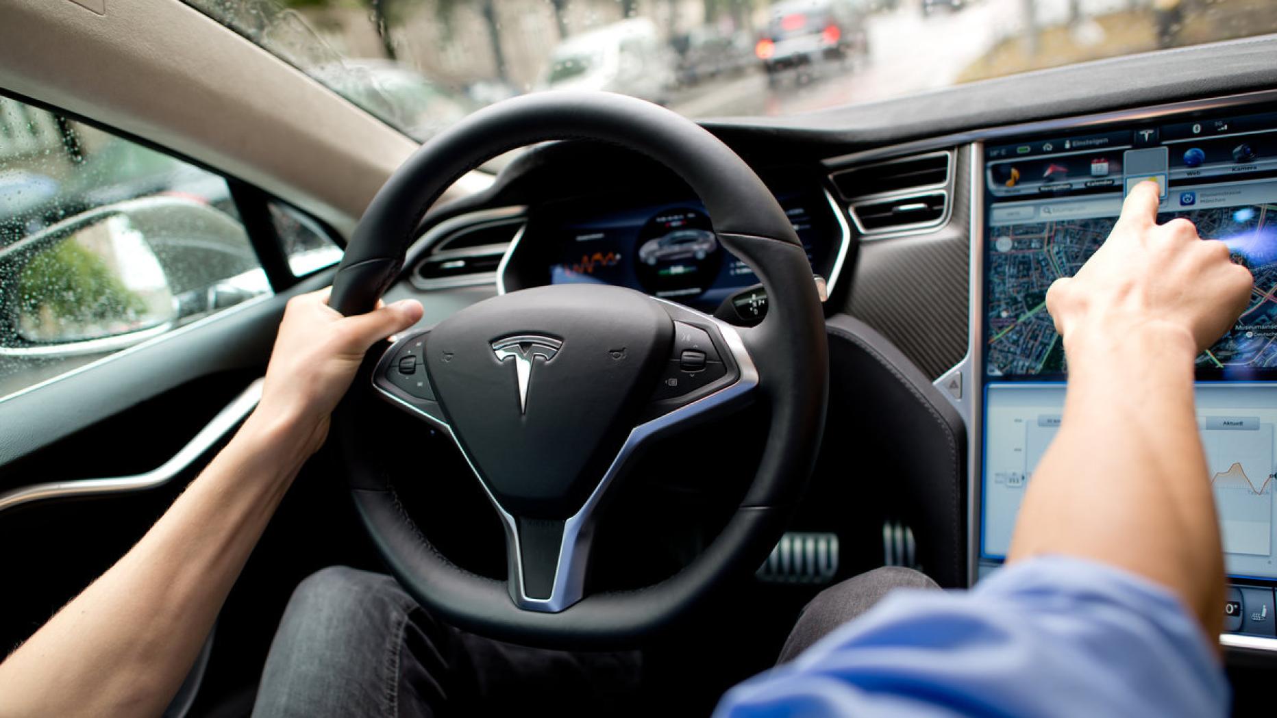 Tödlicher Unfall Mit Tesla Autopilot Verkehrsaufsicht Prüft