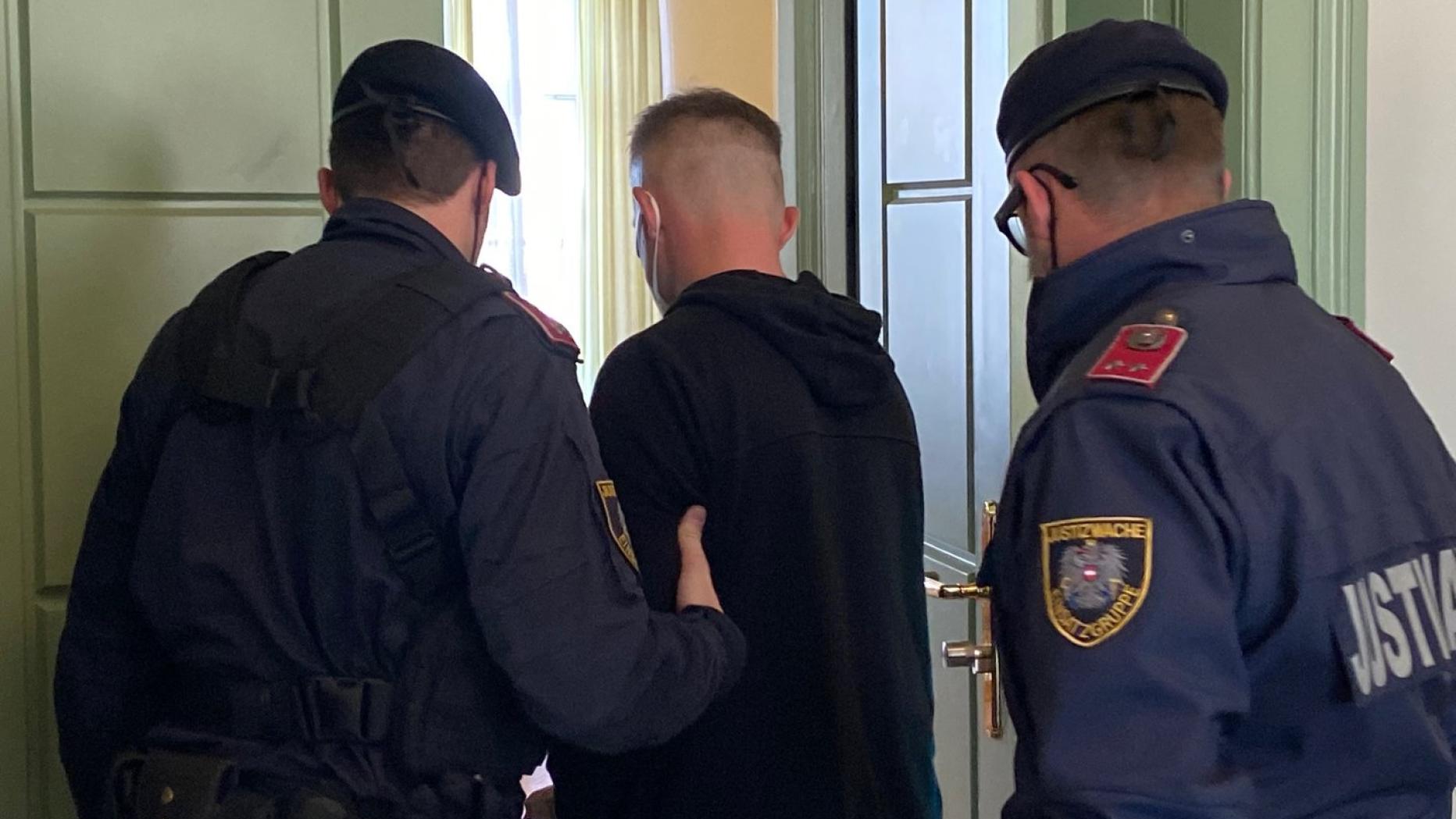 Corona-Prozess: Angeklagter in Handschellen vor Gericht | Kurier