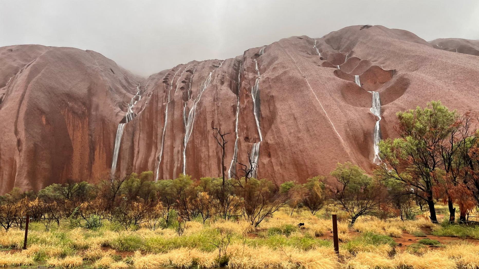 Seltenes Naturschauspiel: Heiliger Berg Uluru mit Wasserfall | Kurier