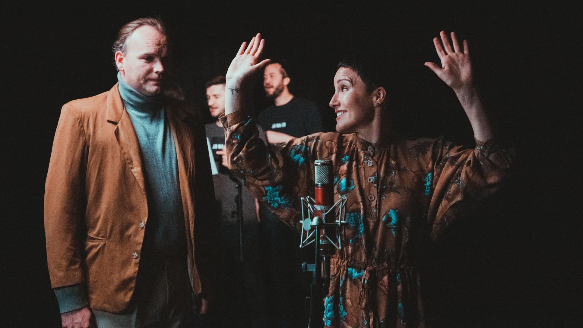 Kabarettist Thomas Stipsits "eskaliert" im neuen Musikvideo von Ina ...