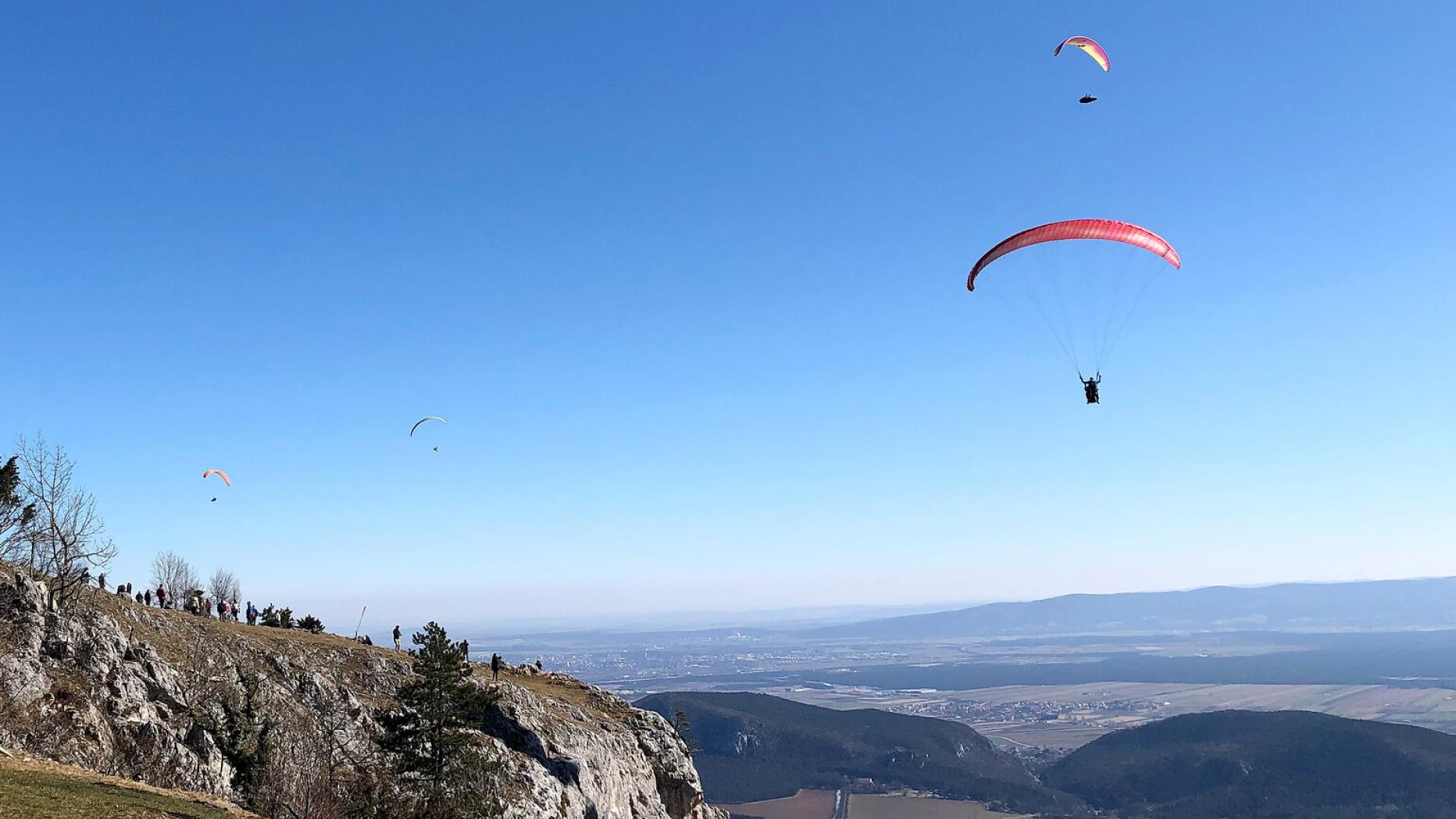 Paragleiter im Tandem krachten im Pinzgau gegen Liftstütze | Kurier